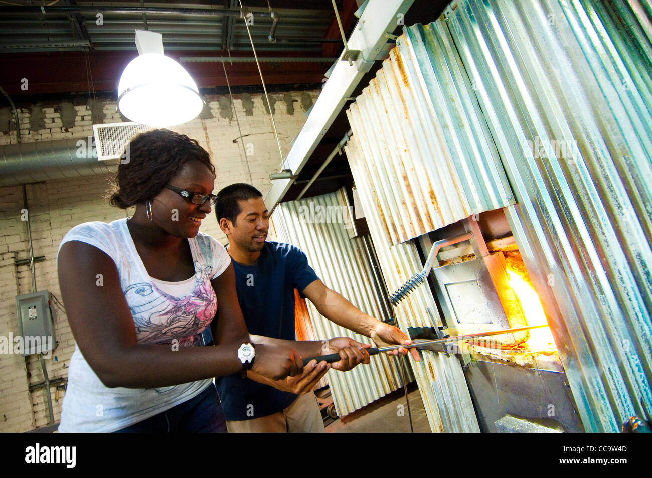 Glass glassblowing molten student hi-res stock photography and images ...
