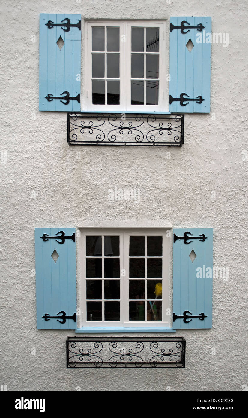 Cottage windows hi-res stock photography and images - Alamy