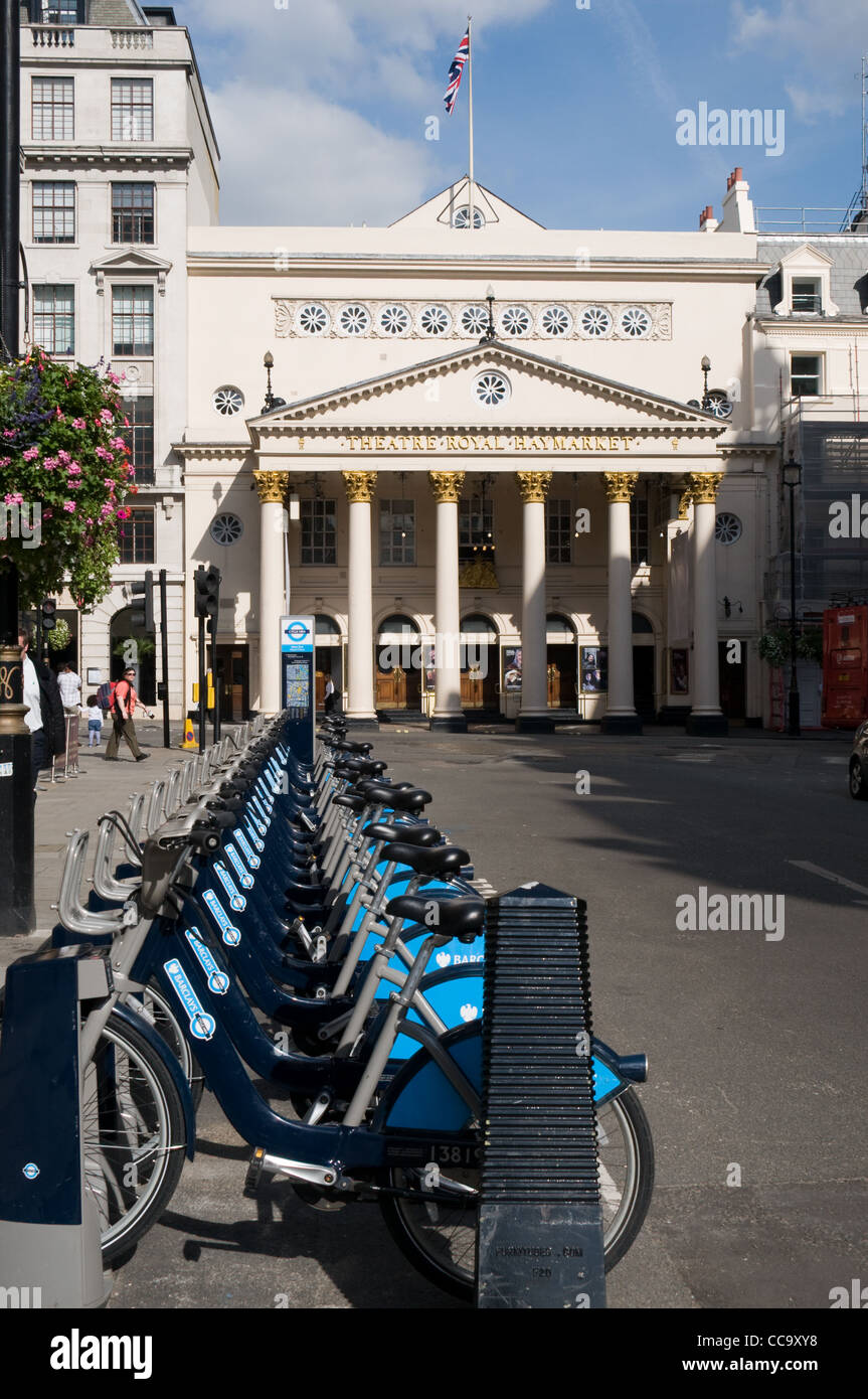 London bike stations hi-res stock photography and images - Alamy