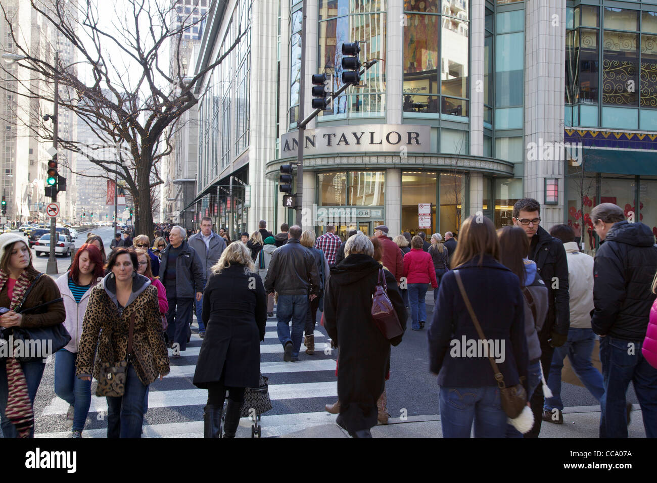 Crowd of shoppers hi-res stock photography and images - Alamy