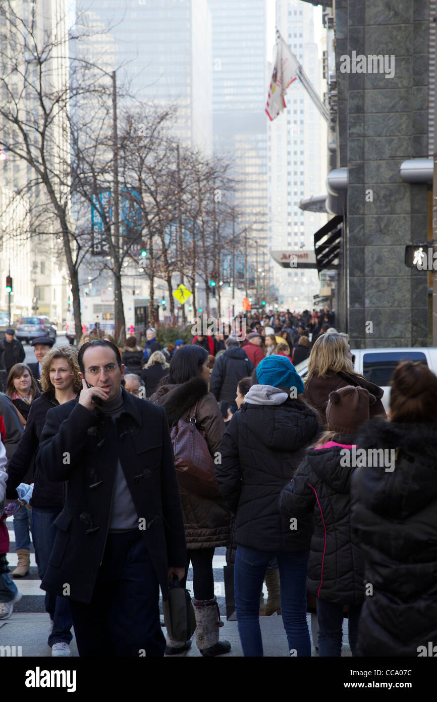 Crowd of shoppers Michigan Avenue Chicago Illinois Stock Photo - Alamy