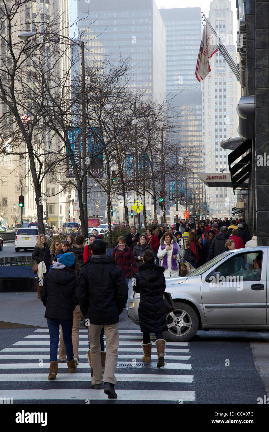 Crowd of shoppers Michigan Avenue Chicago Illinois Stock Photo - Alamy