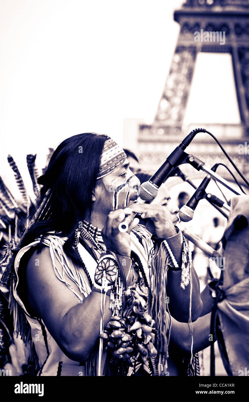 Native American performers at Trocadero Square (Eiffel Tower in ...