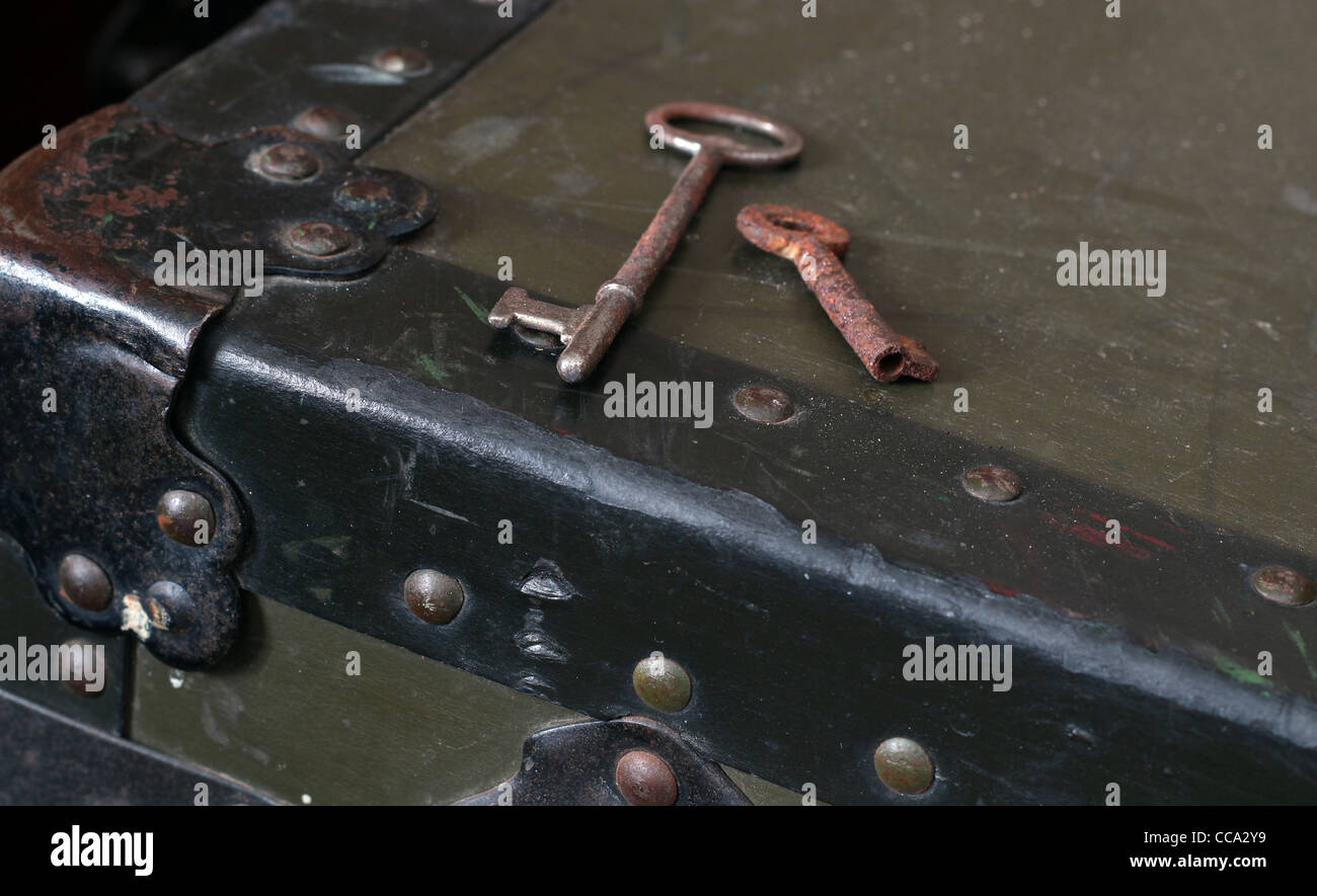 Vintage trunk hi-res stock photography and images - Alamy