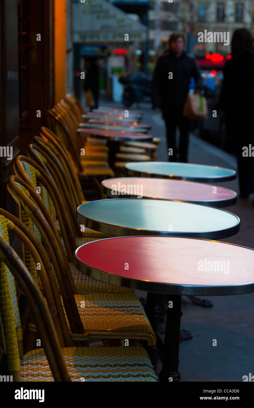 Paris tables hi-res stock photography and images - Alamy