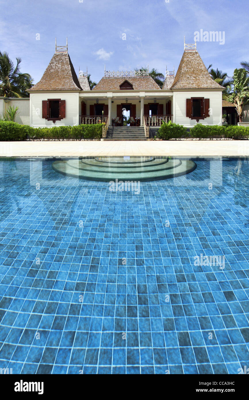 Colonial house near swimming pool Stock Photo - Alamy