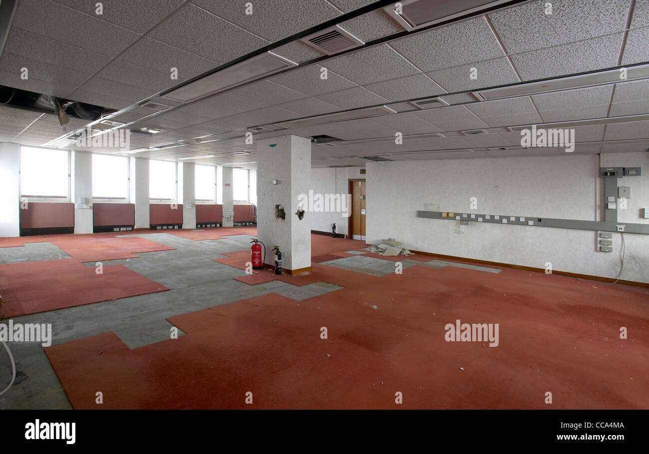 New tenants in empty office space hi-res stock photography and images ...