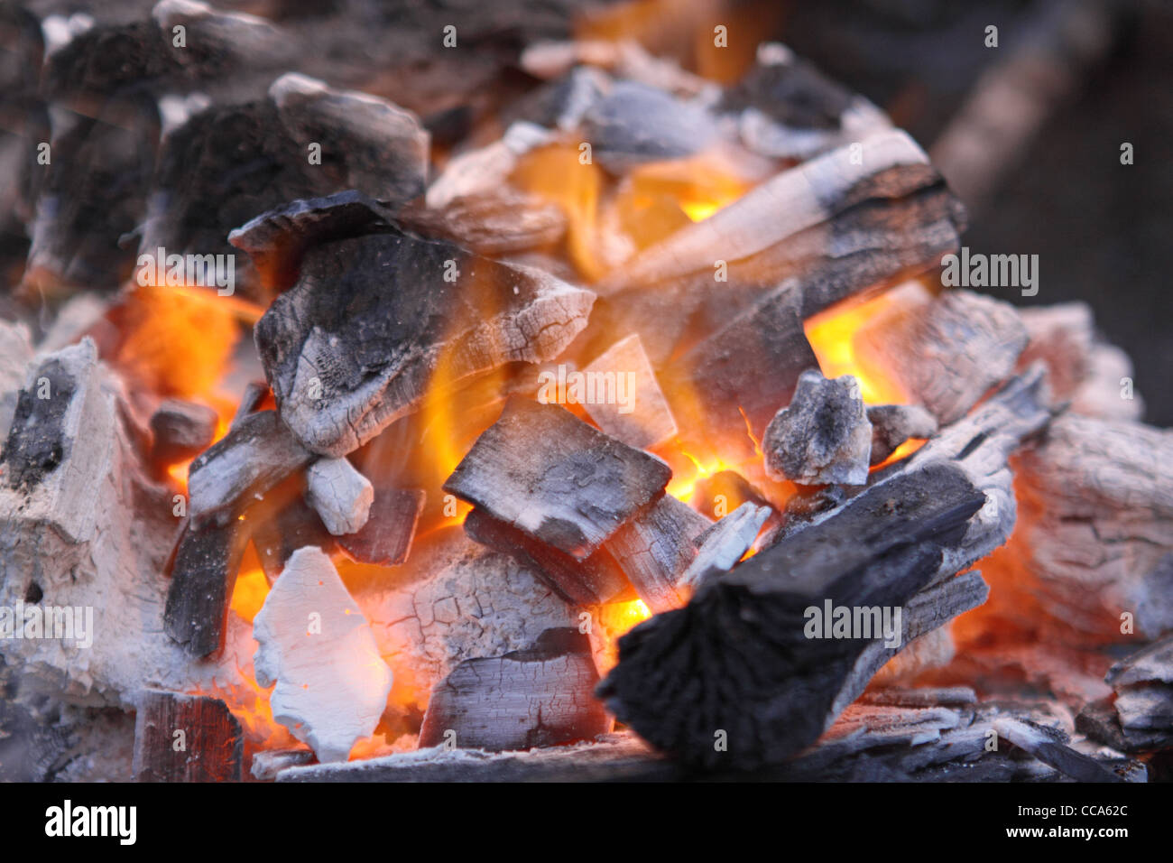 Decaying red coals of a tree in a fire Stock Photo - Alamy