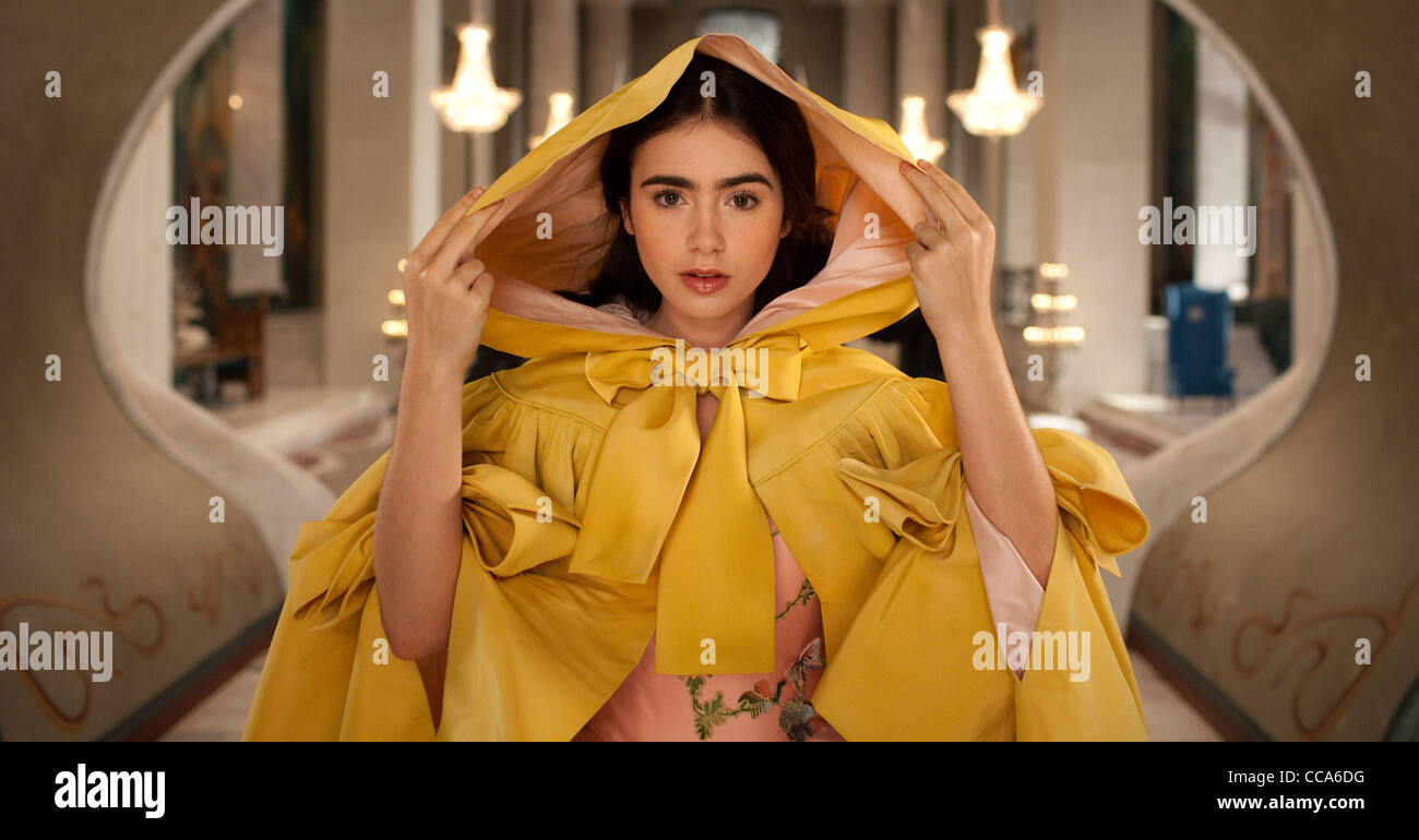 SNOW WHITE:THE UNTOLD ADVENTURES OF SNOW WHITE (2012) LILY COLLINS ...
