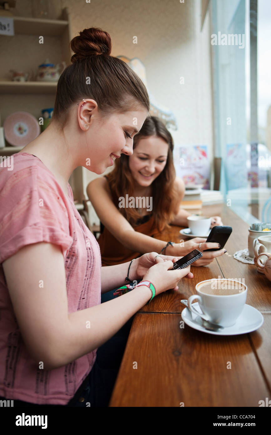 News consumer phones hi-res stock photography and images - Alamy