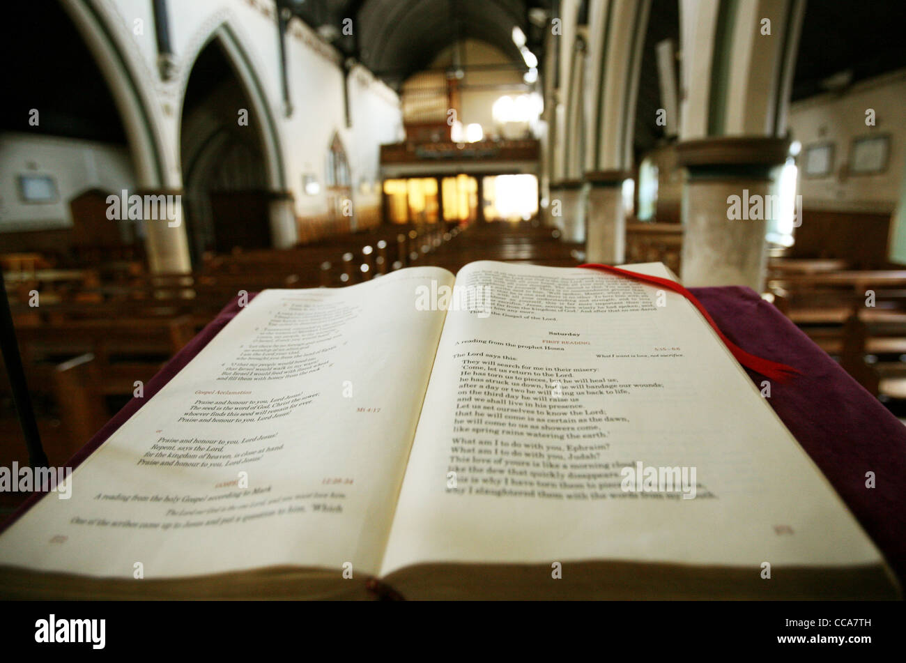 Open bible a altar hi-res stock photography and images - Alamy