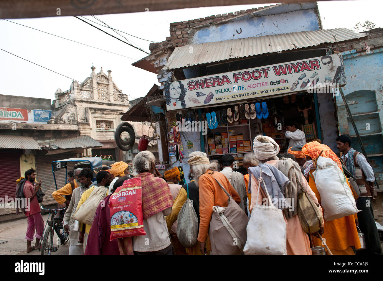 Crowd gathered around hi-res stock photography and images - Alamy