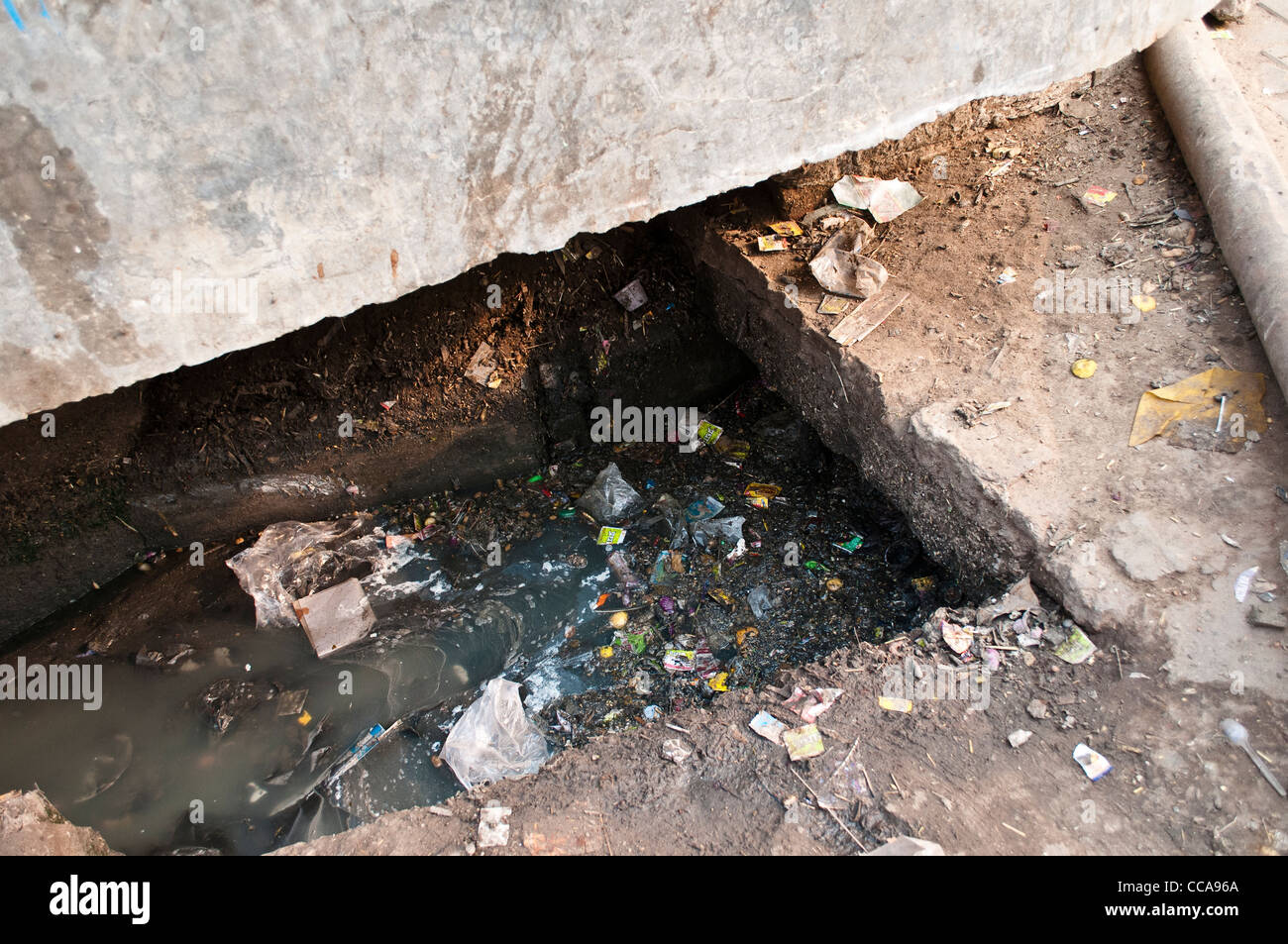 India open sewer hi-res stock photography and images - Alamy