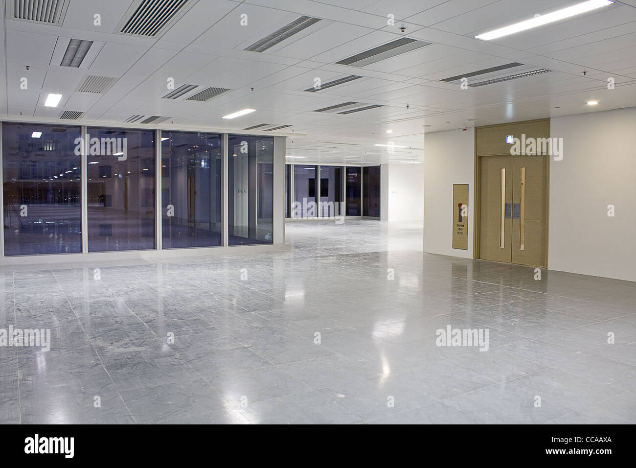 Empty exhibition hall hi-res stock photography and images - Alamy