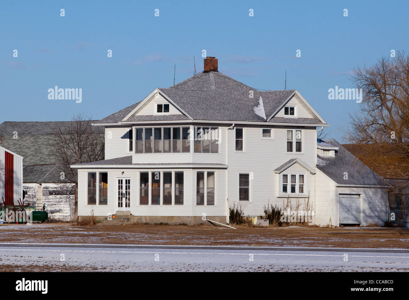 Old white house hi-res stock photography and images - Alamy