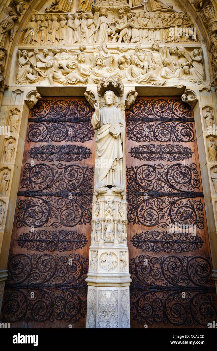 The main entrance to Notre Dame Cathedral, Paris, France Stock Photo ...