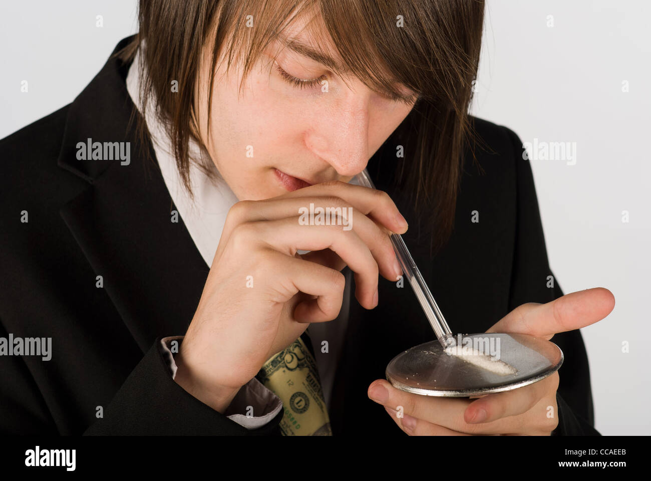 Guy snorting a line of cocaint through an empty pen Stock Photo - Alamy