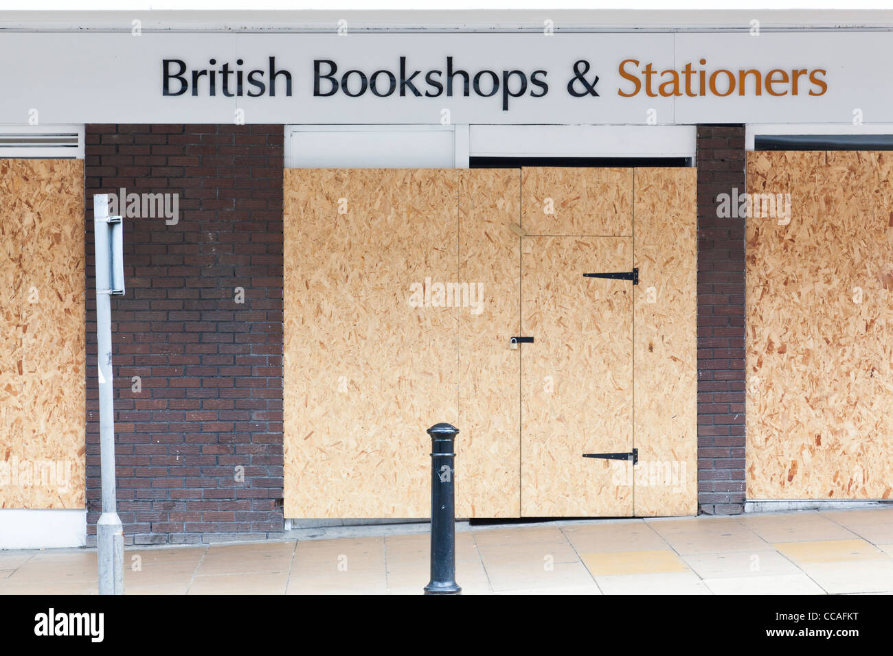 Boarded up retail shop hi-res stock photography and images - Alamy