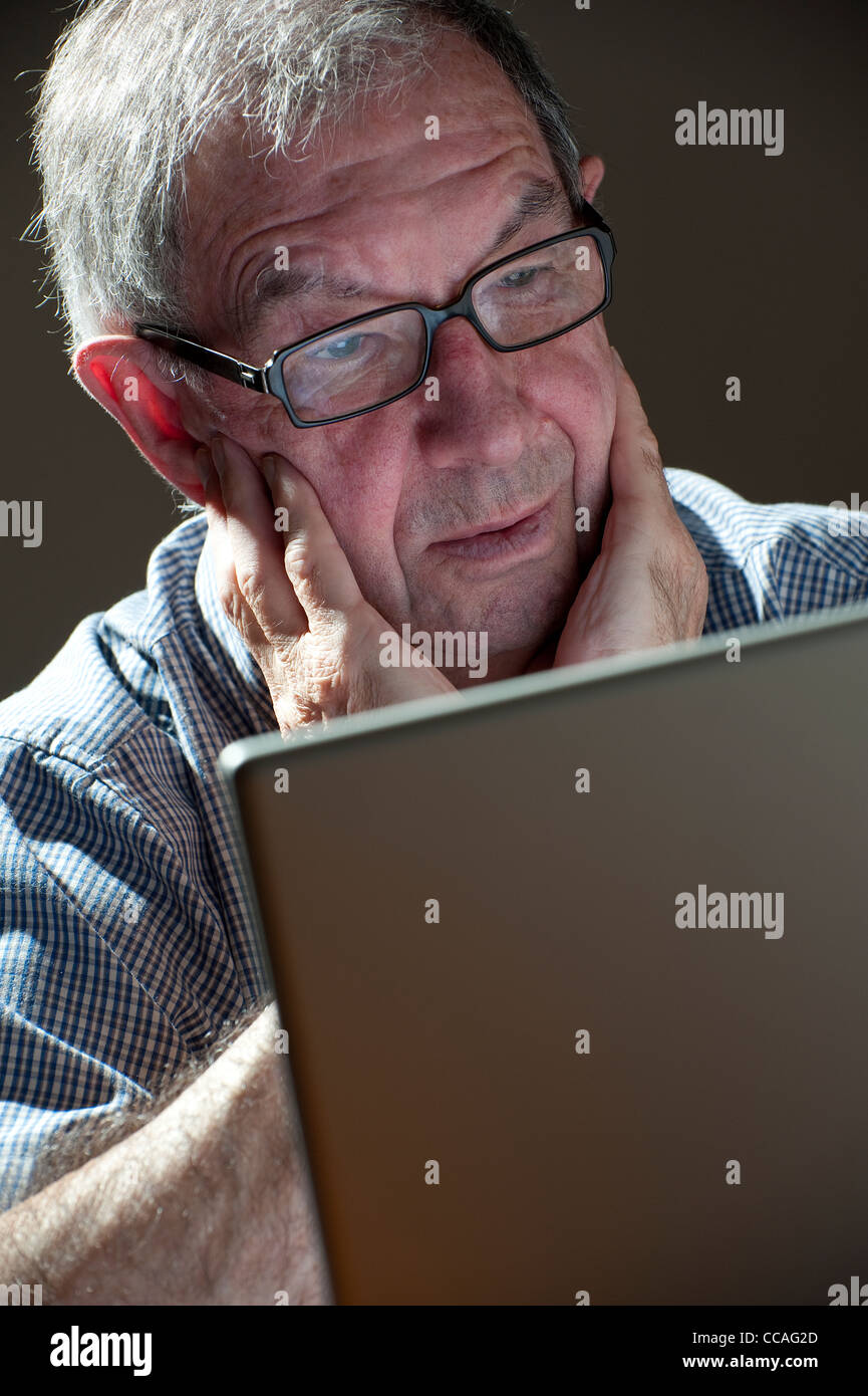 Senior uk computer hi-res stock photography and images - Alamy