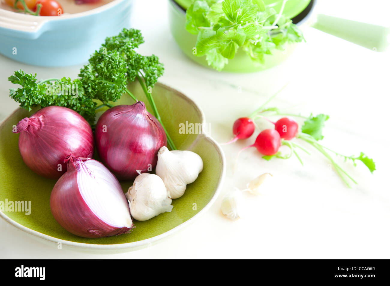 Overhead garlic hi-res stock photography and images - Alamy