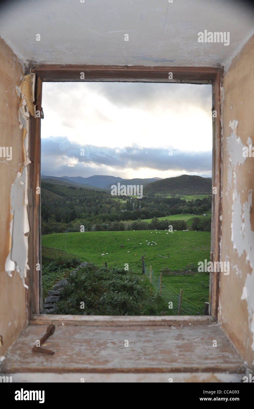 Invercauld castle hi-res stock photography and images - Alamy