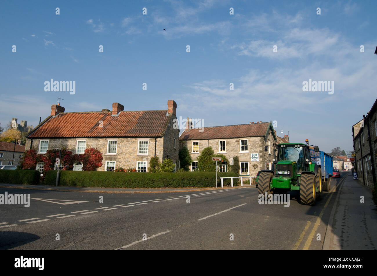 The main street through the market town of Helmsley in North Yorkshire ...