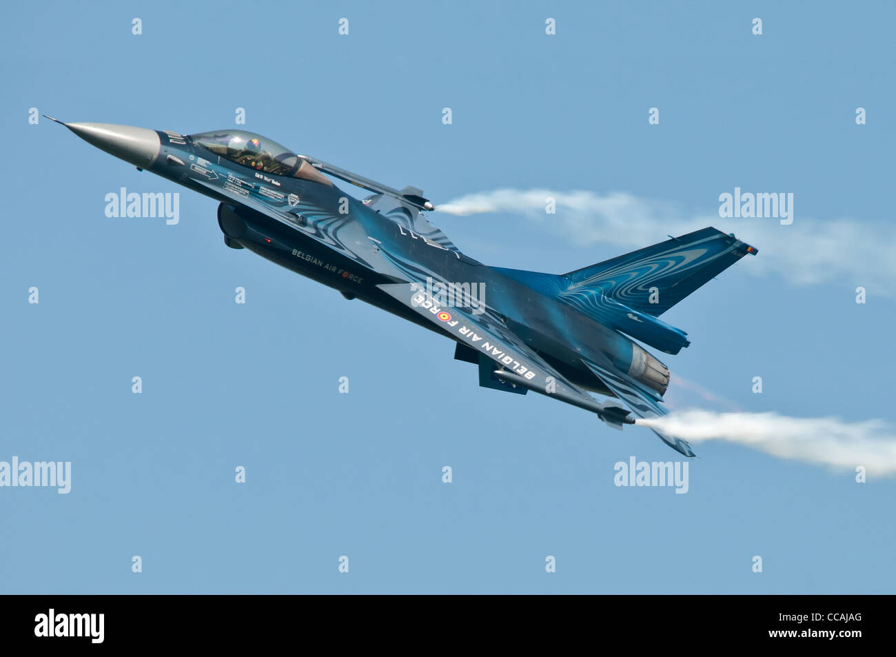 F 16 flying falcon jet hi-res stock photography and images - Alamy
