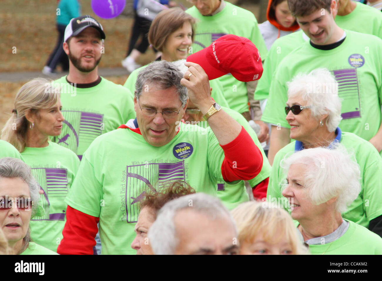 Person surrounded crowd hi-res stock photography and images - Alamy