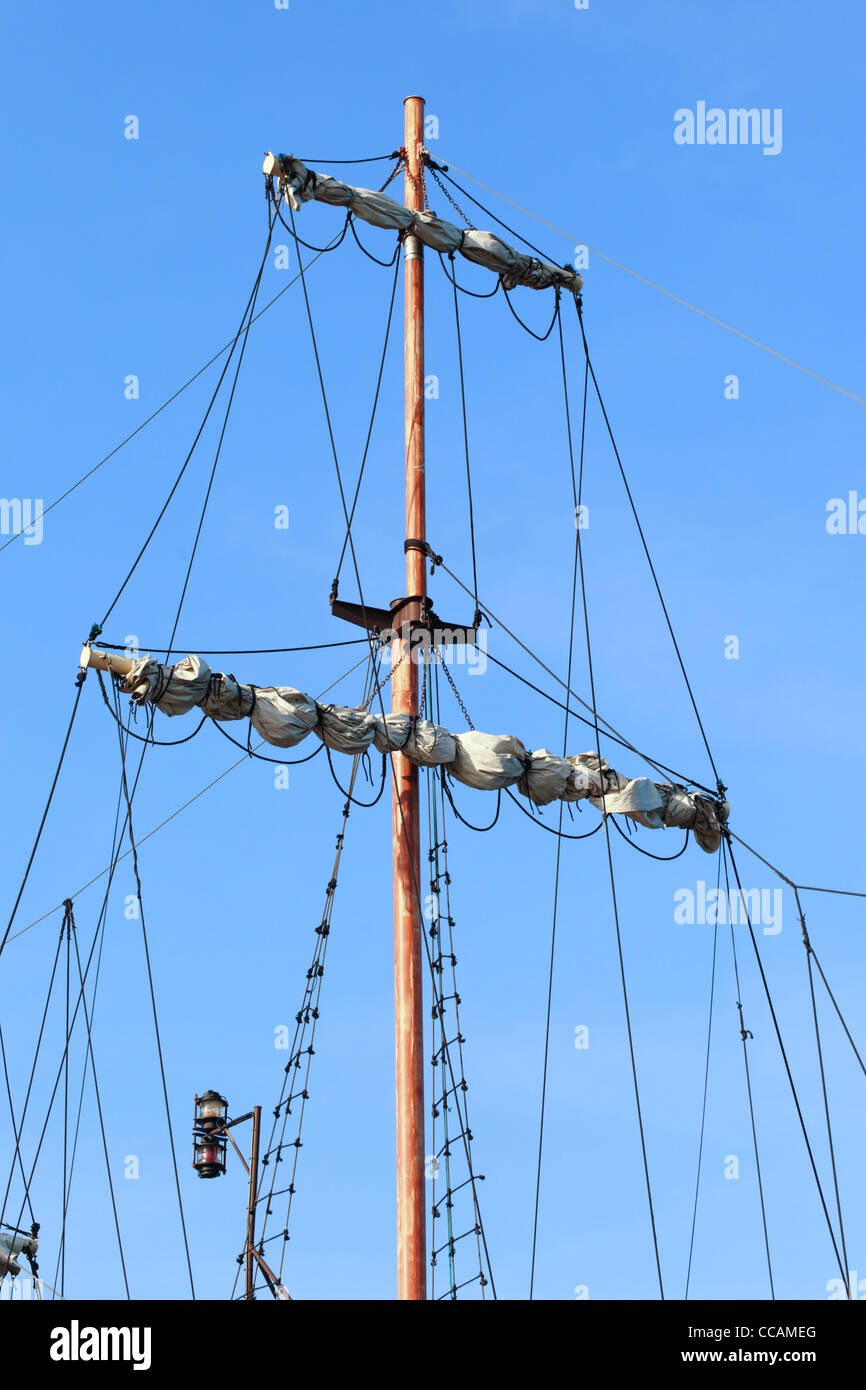 Old Ship tackles on the frigate Stock Photo - Alamy