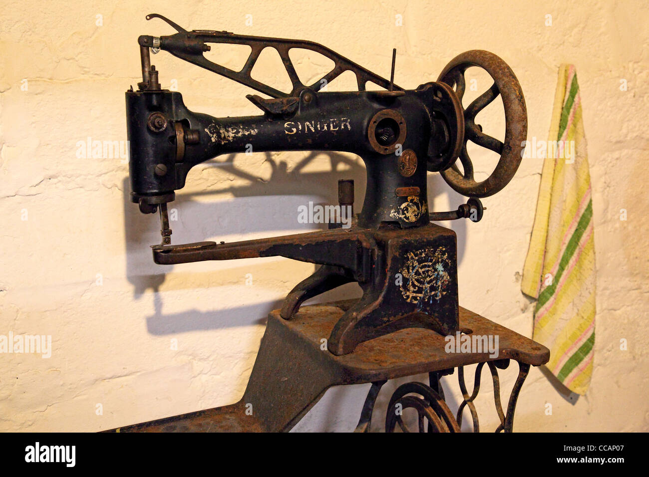 To sew something hi-res stock photography and images - Alamy