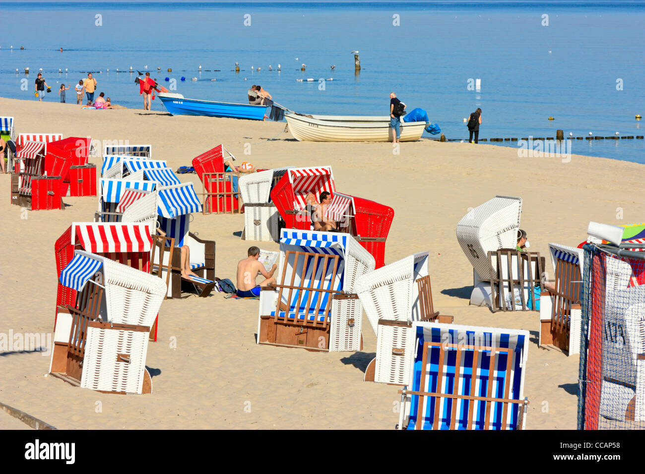 Wicker bath chairs hi-res stock photography and images - Alamy
