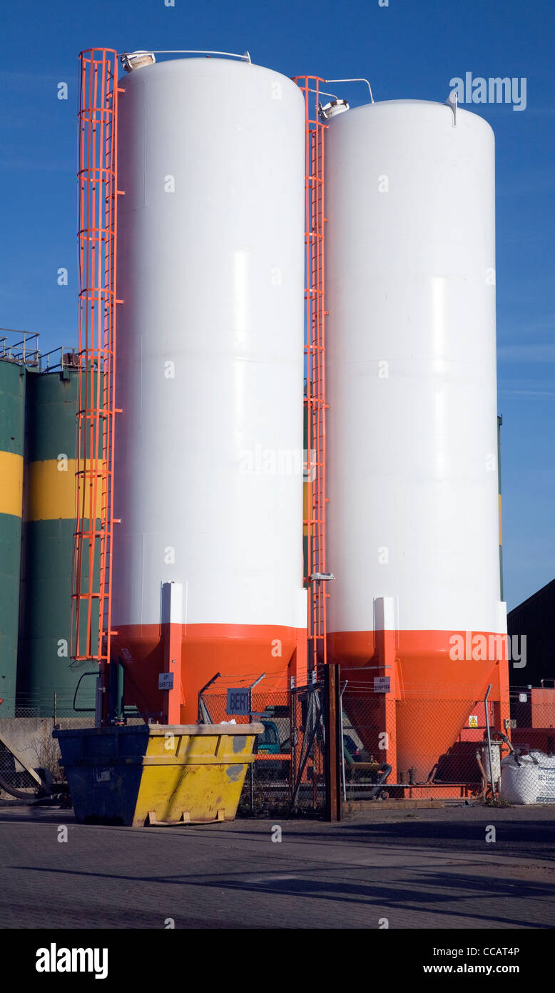 Dockside storage tanks hi-res stock photography and images - Alamy