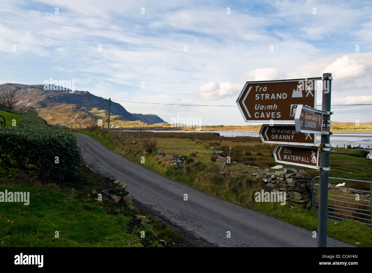 Irish tourist road sign hi-res stock photography and images - Alamy