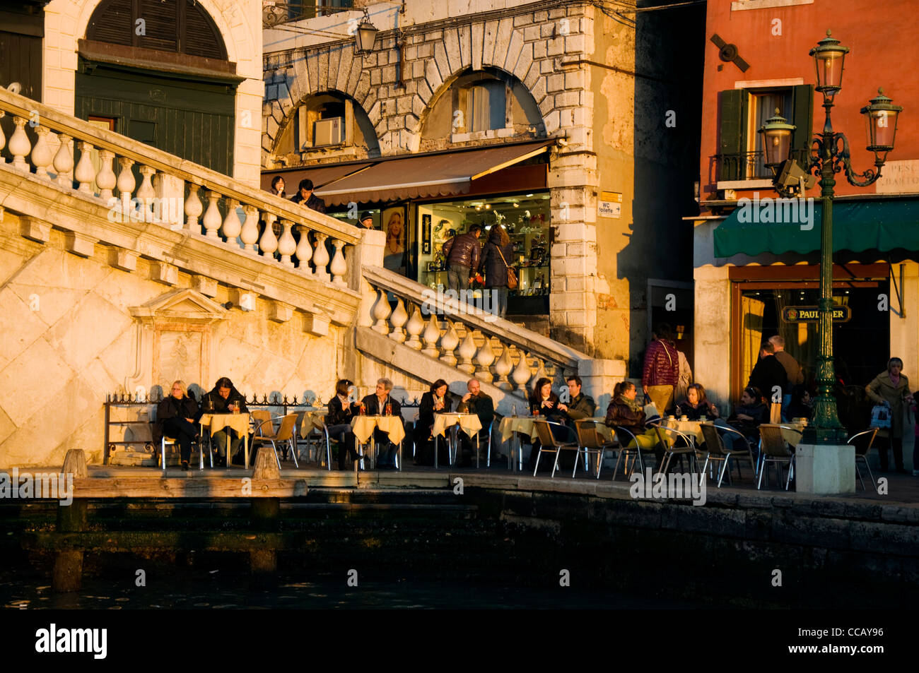 Evening sunlight at an outdoor cafe by Rialto Bridge Stock Photo - Alamy
