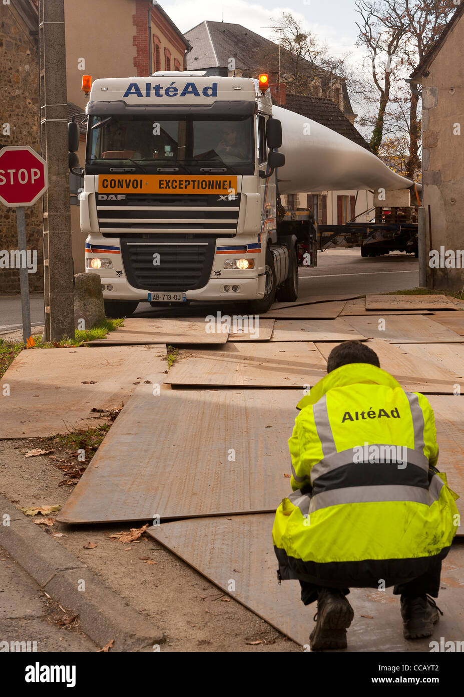 Low loader lorry hi-res stock photography and images - Alamy