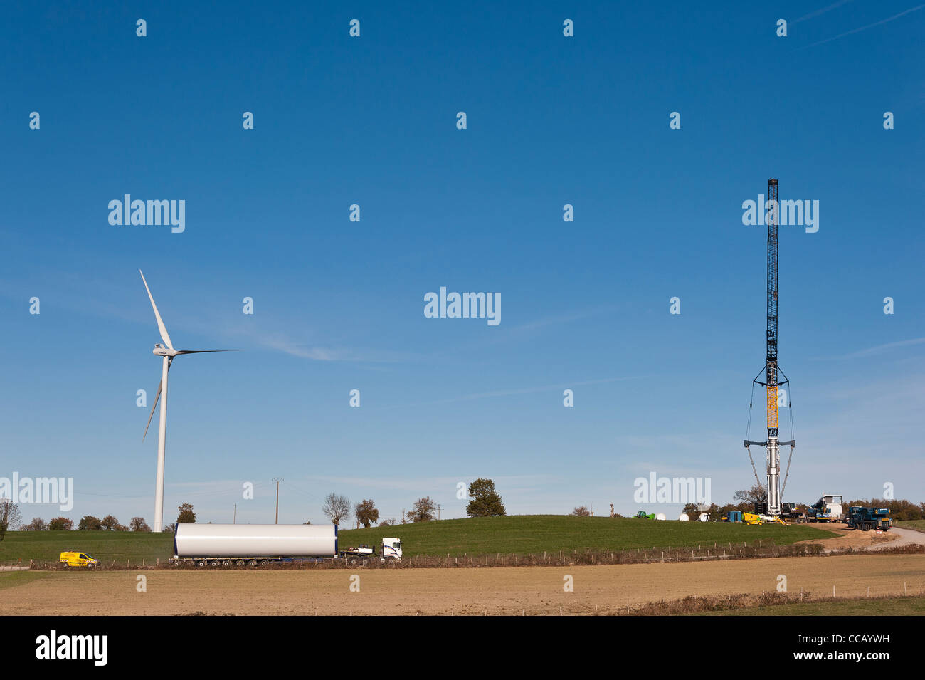 Exceptional conveyance of a wind turbine mast arriving at the ...