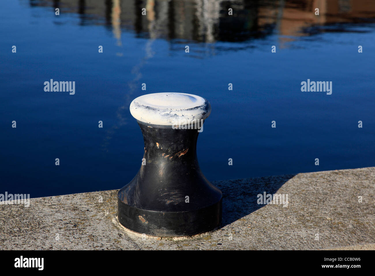 Ships bollards hi-res stock photography and images - Alamy