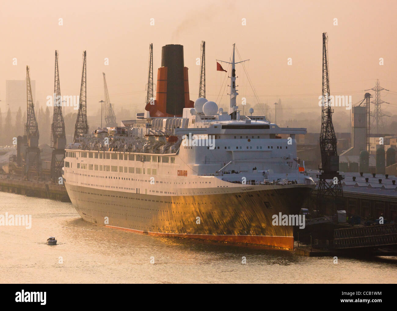 QE2 docked at Southampton Stock Photo - Alamy