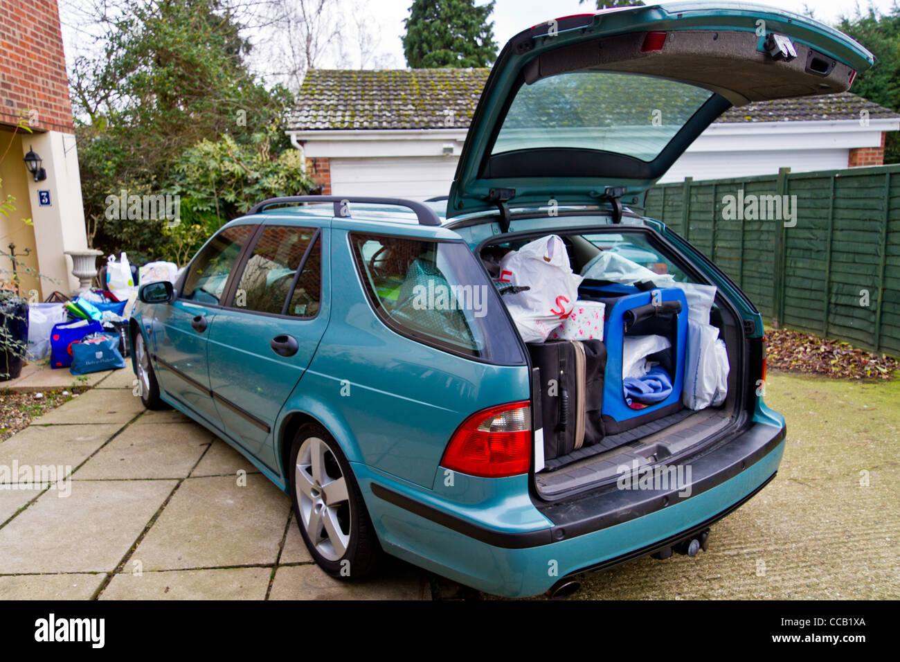 Car loaded with luggage hi-res stock photography and images - Alamy