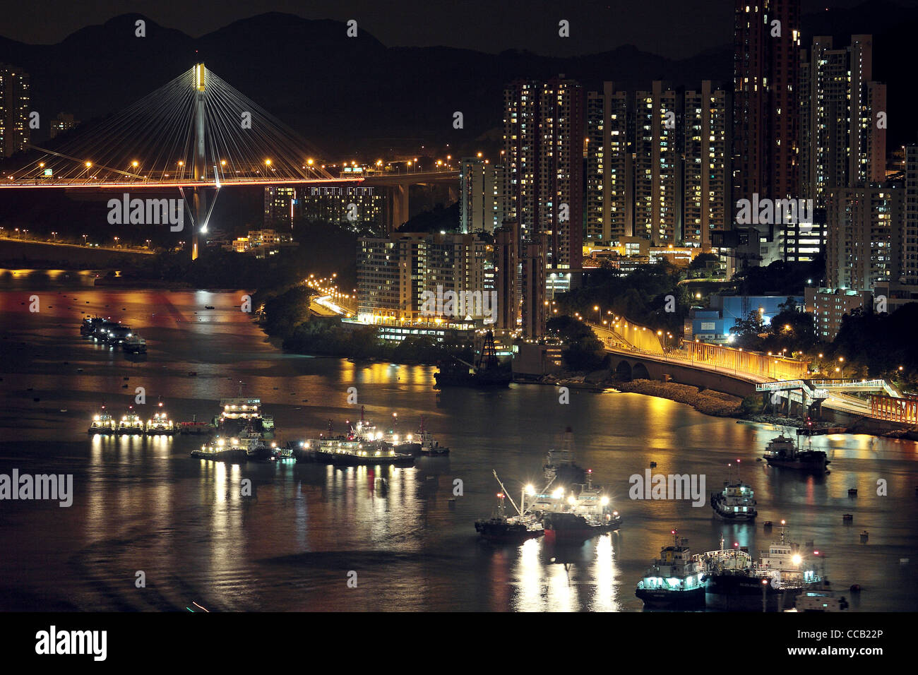 Night shot of a city skyline Stock Photo - Alamy