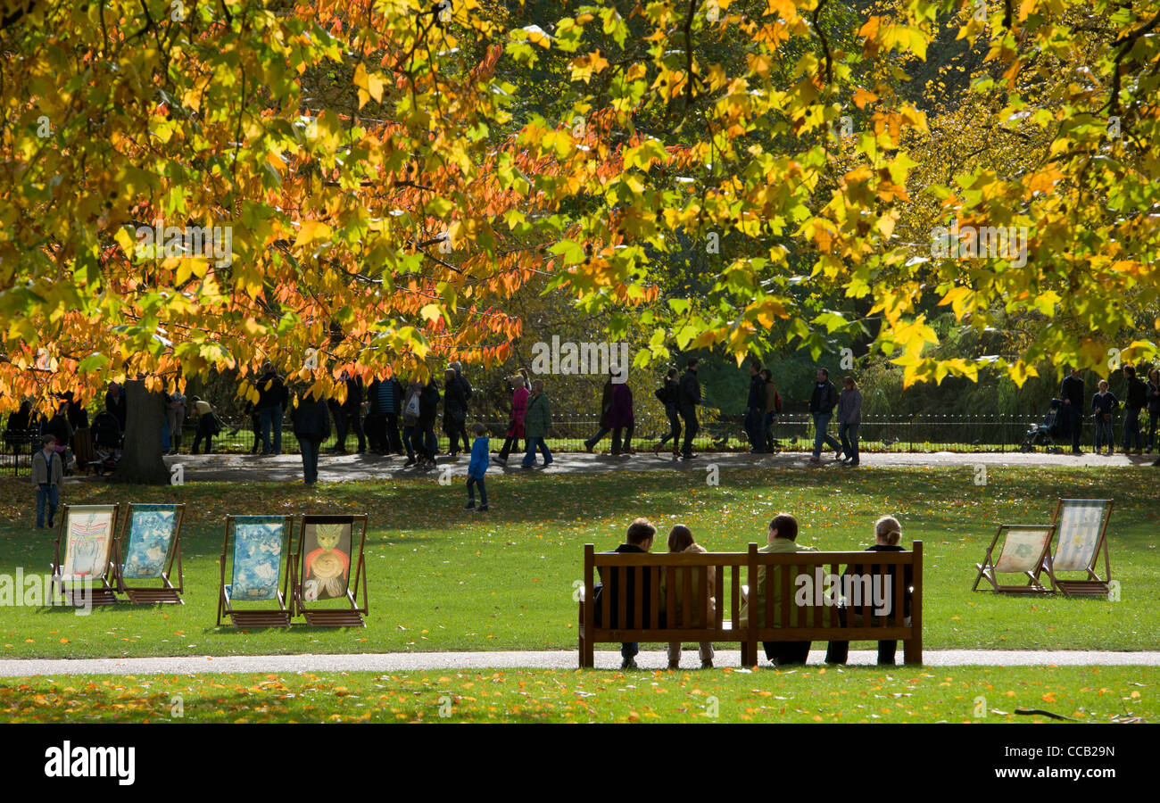 Group people sitting under tree hi-res stock photography and images - Alamy