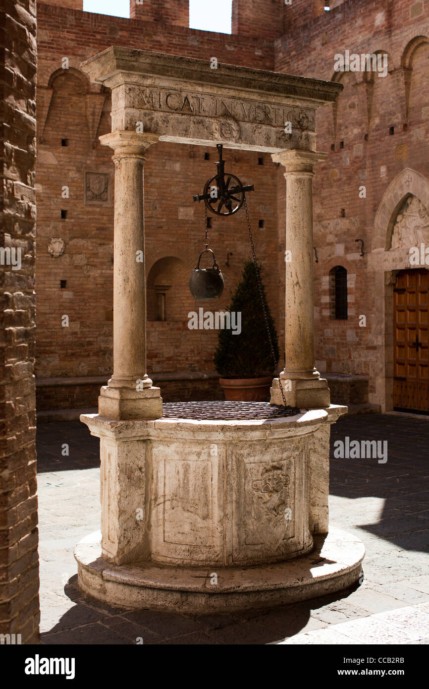 A well in a small courtyard, Siena. Italy Stock Photo - Alamy