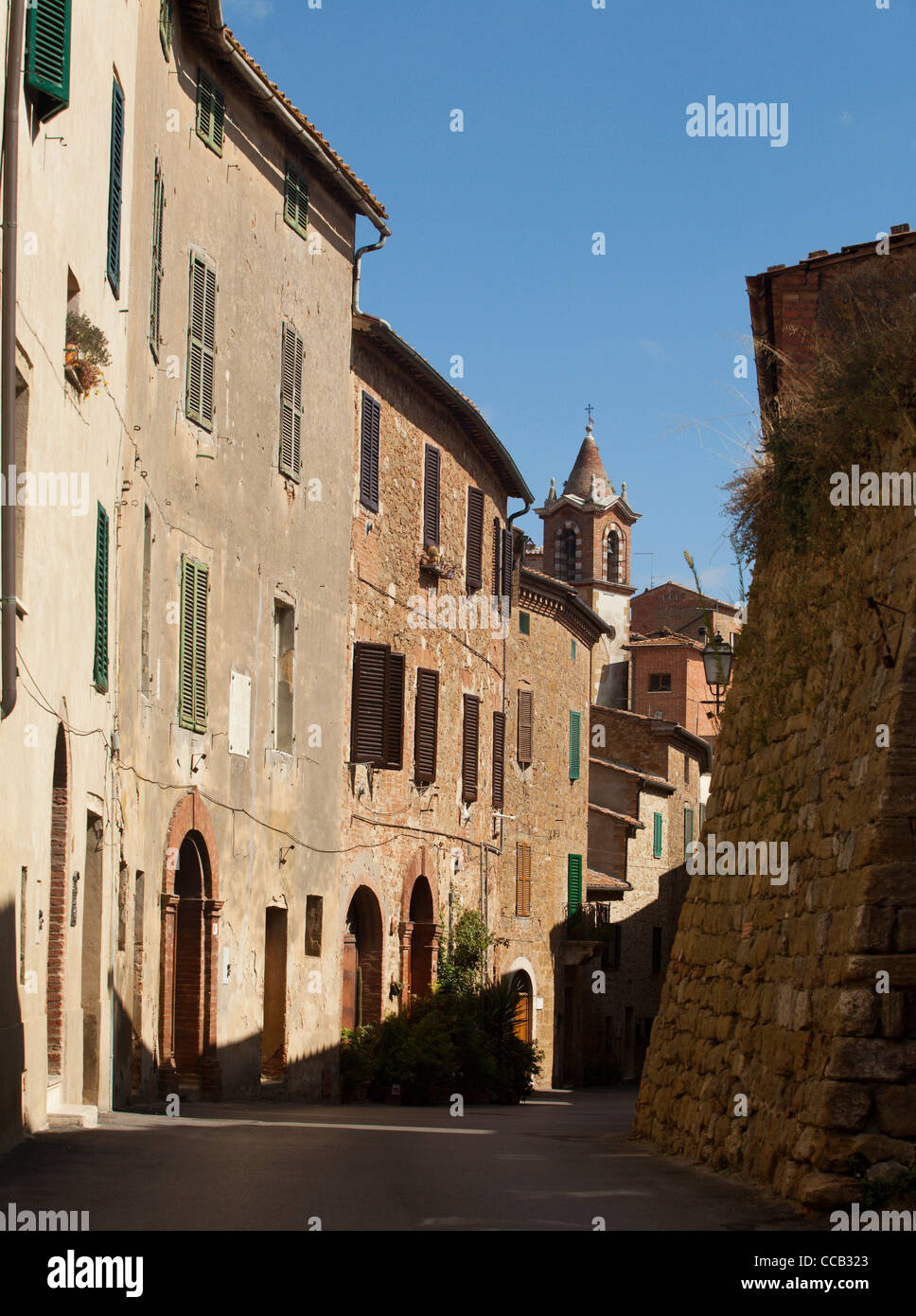 The old narrow medieval streets of Montisi in Southern Tuscany, Italy ...