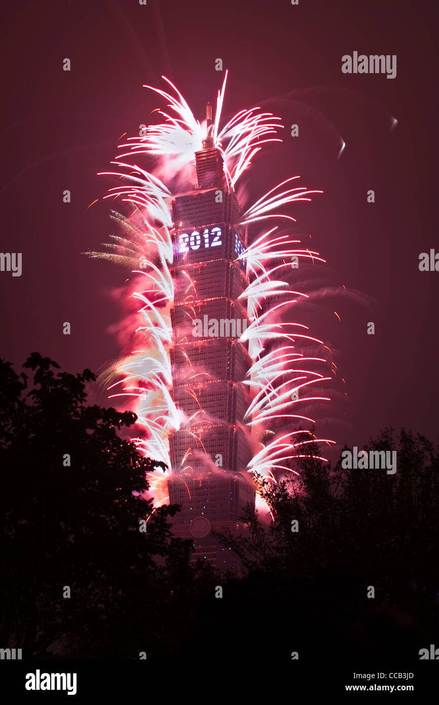 Taipei 101 fireworks for 2012 New Year celebrations Stock Photo - Alamy