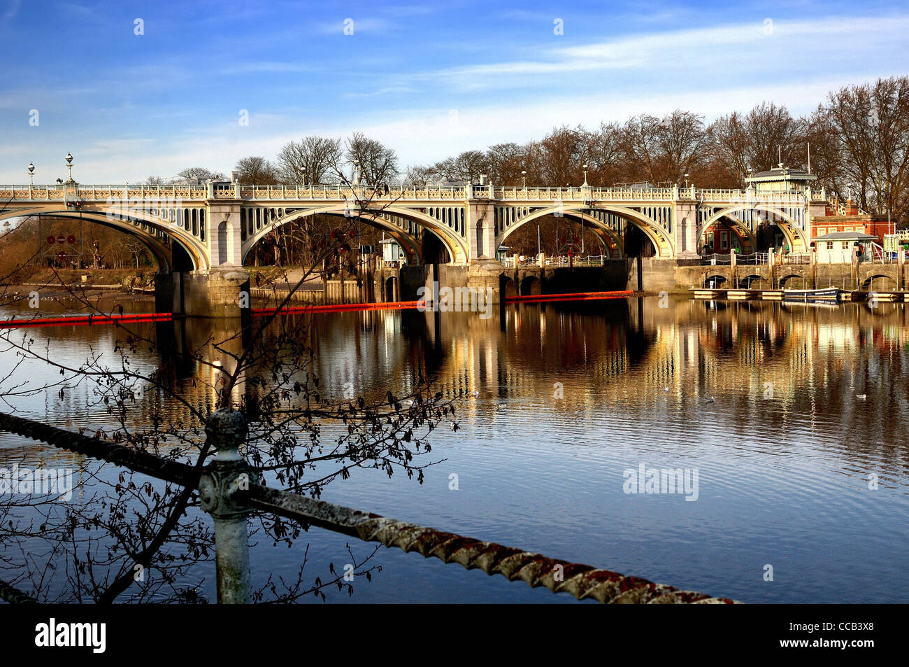 Richmond on Thames lock and weir,England Stock Photo - Alamy