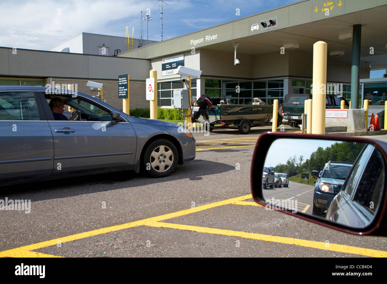 The border crossing from Minnesota, USA into Ontario, Canada Stock ...