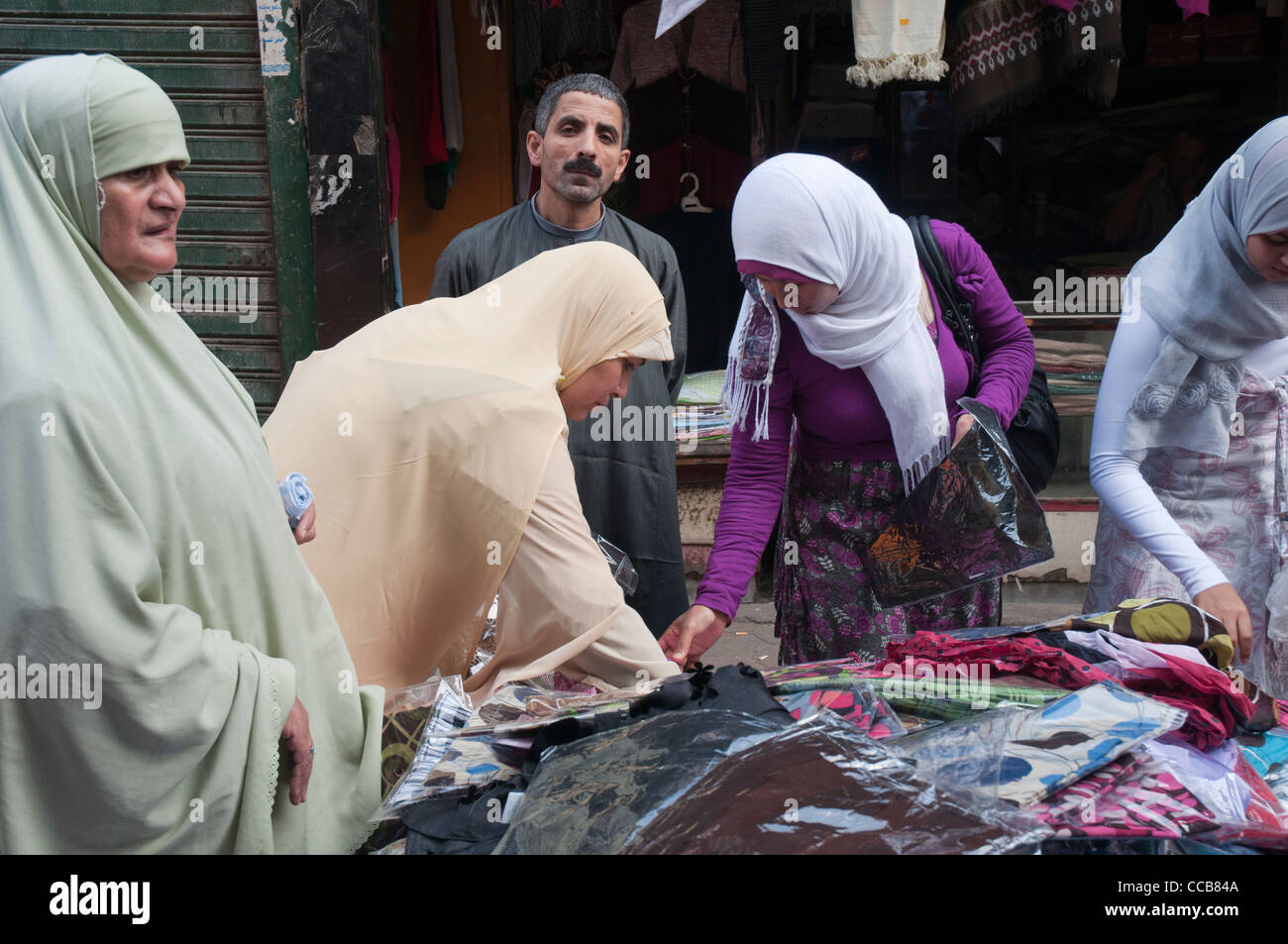 Arab women shopping hi-res stock photography and images - Alamy