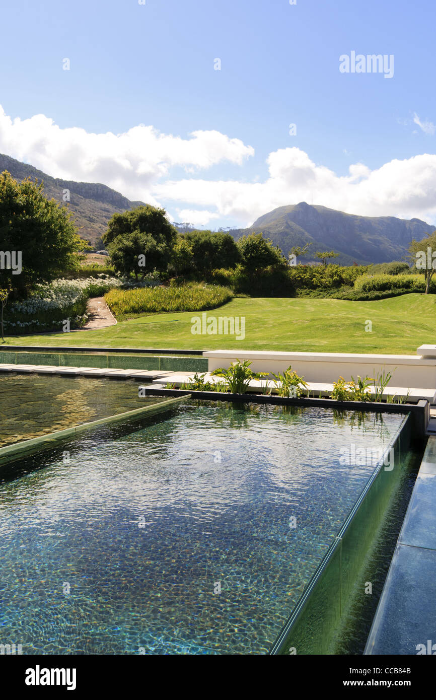 Modern water feature hi-res stock photography and images - Alamy