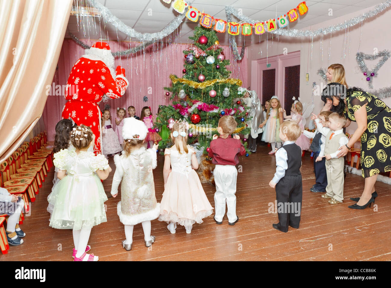 Kid Schoolchildren Snow High Resolution Stock Photography and Images ...