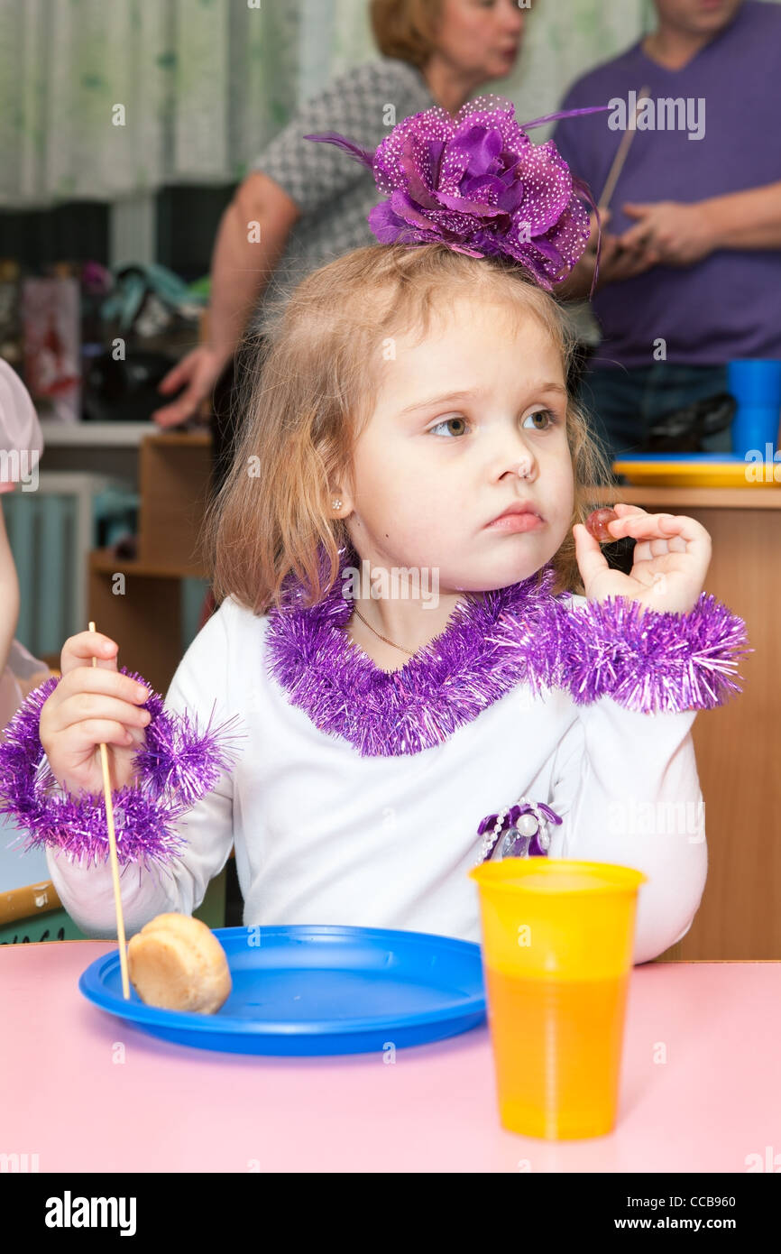 Kids eat in care center hi-res stock photography and images - Alamy